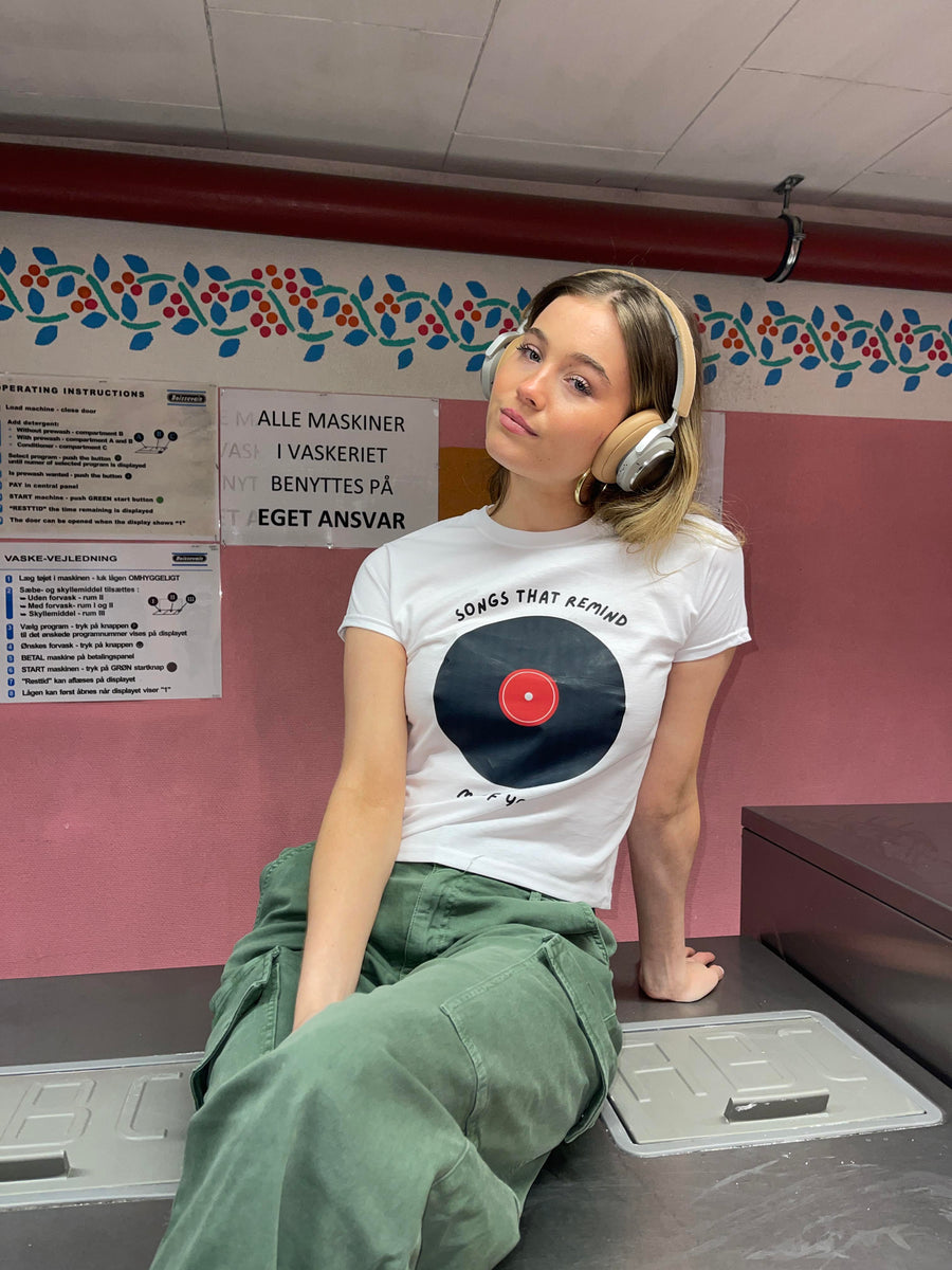 "Songs that remind me" baby tee - Hvid – Designbysi ApS