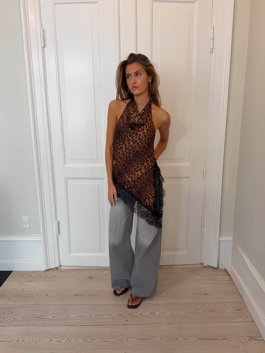 Faya asymmetrisk satintop med blonder - Leopard – Designbysi ApS