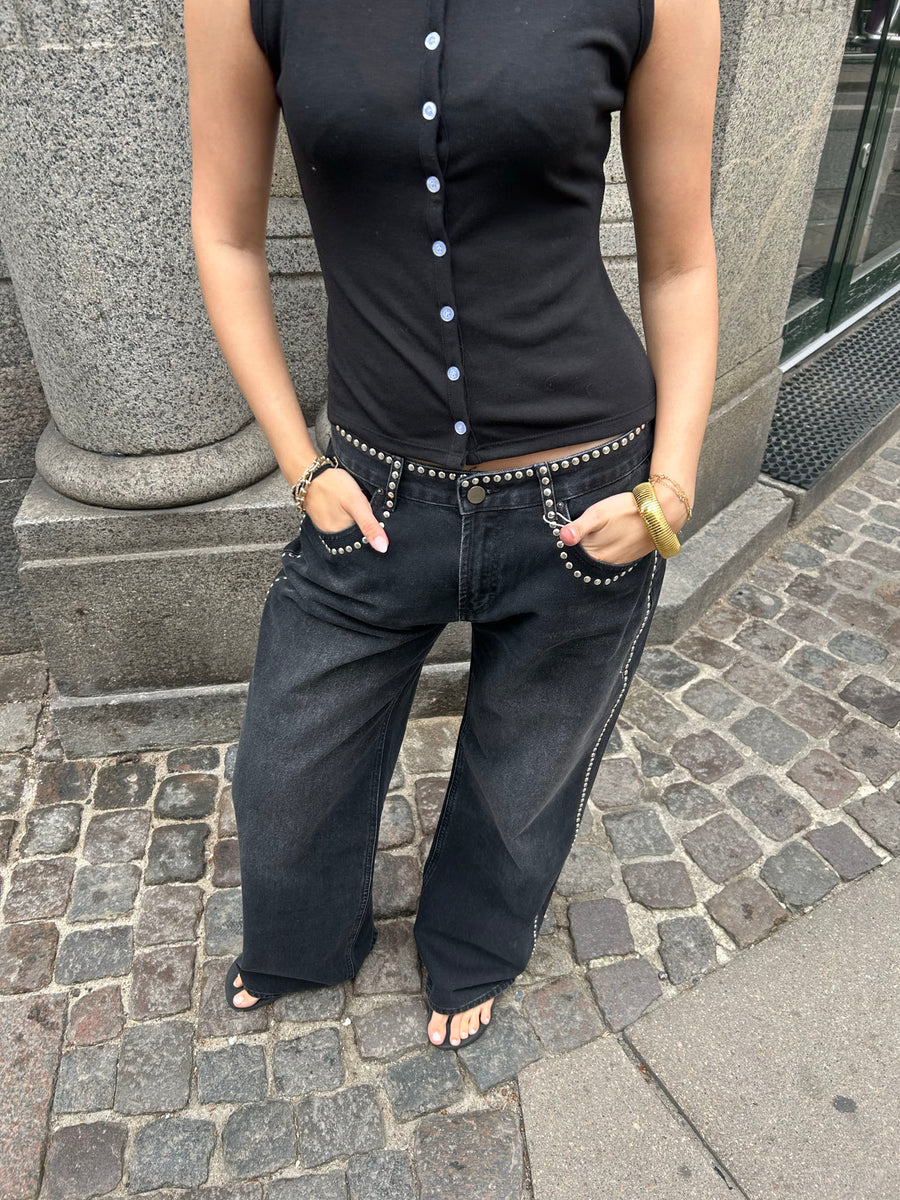 Nuka jeans med nitter - Sort – Designbysi ApS