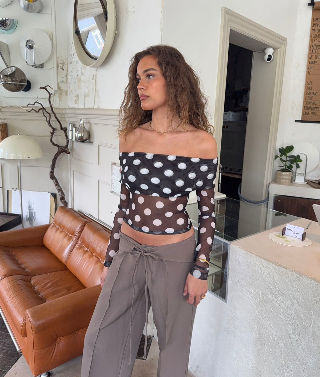 Alba off shoulder top med polkaprikker - Sort/hvid – Designbysi ApS