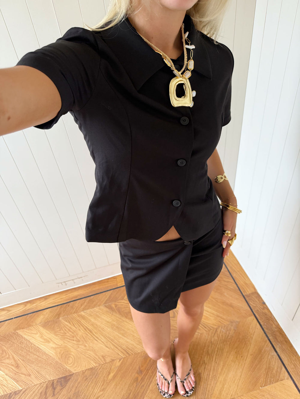 Scandivv tætsiddende blazer skjorte - Sort – Designbysi ApS